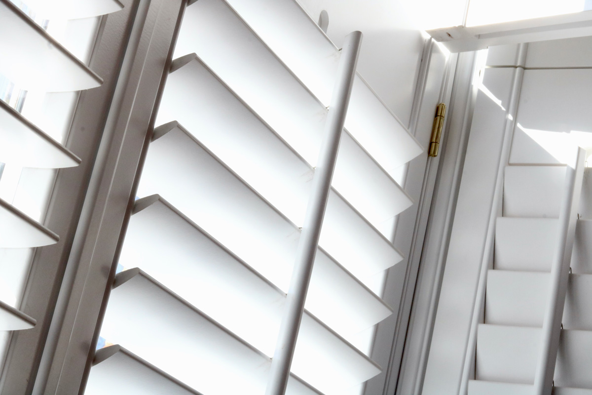 Plantation Shutters vs. Traditional Blinds: Which is Right for You? - Eleganzza